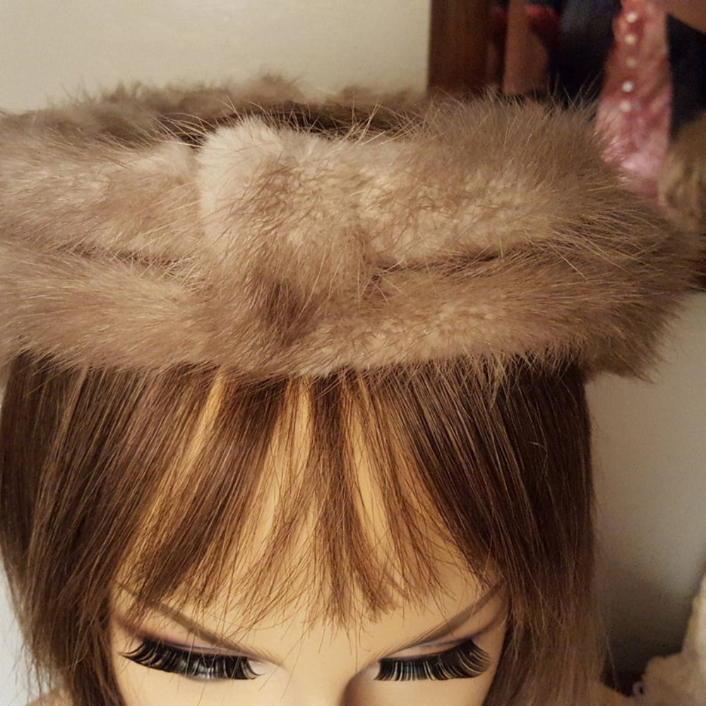Gorgeous 1930s Fluffy Fur Hat Crown Beresford Mark - Gem